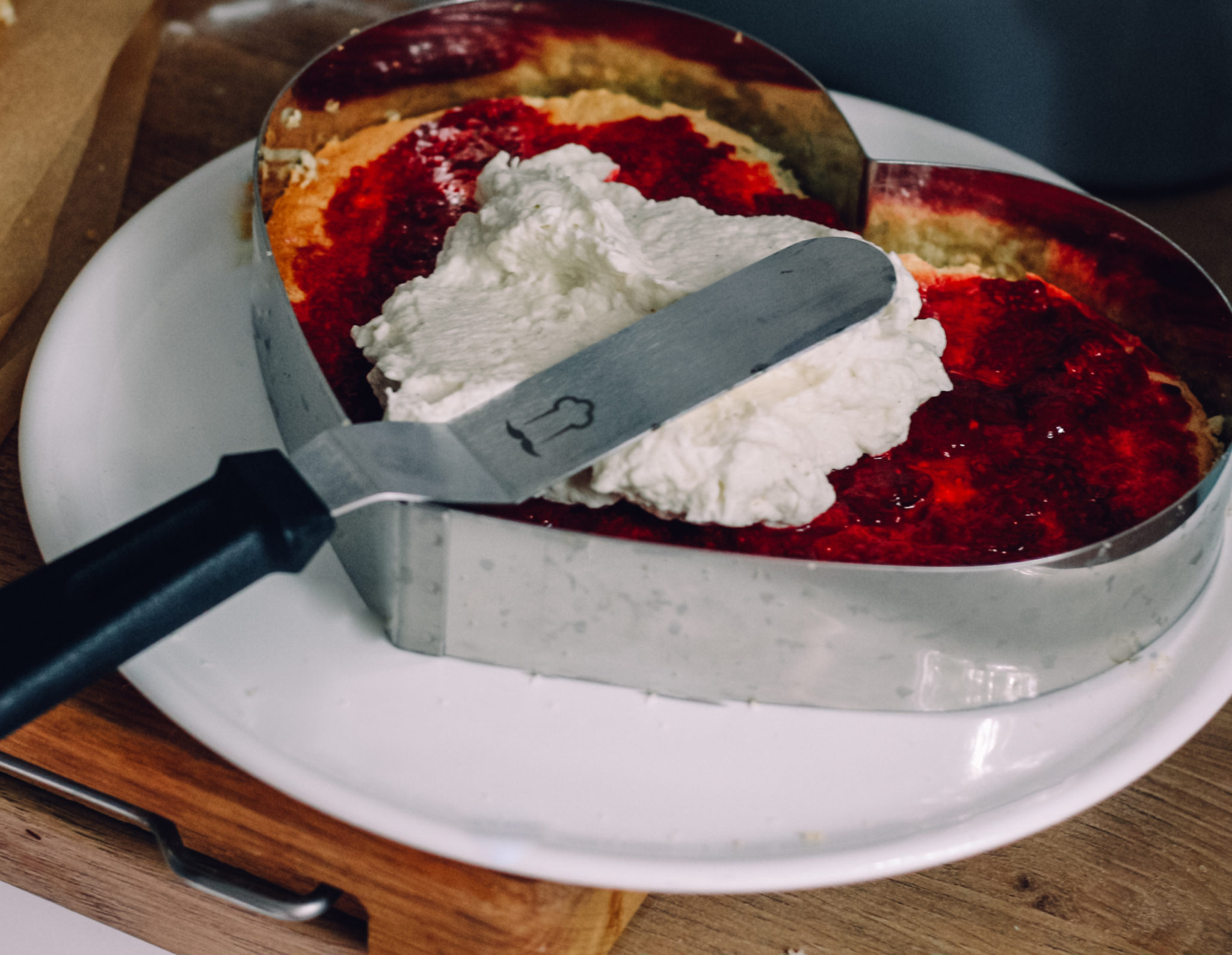 Himbeer-Herz-Torte Ein Geburtstagsklassiker - Antonella's Backblog