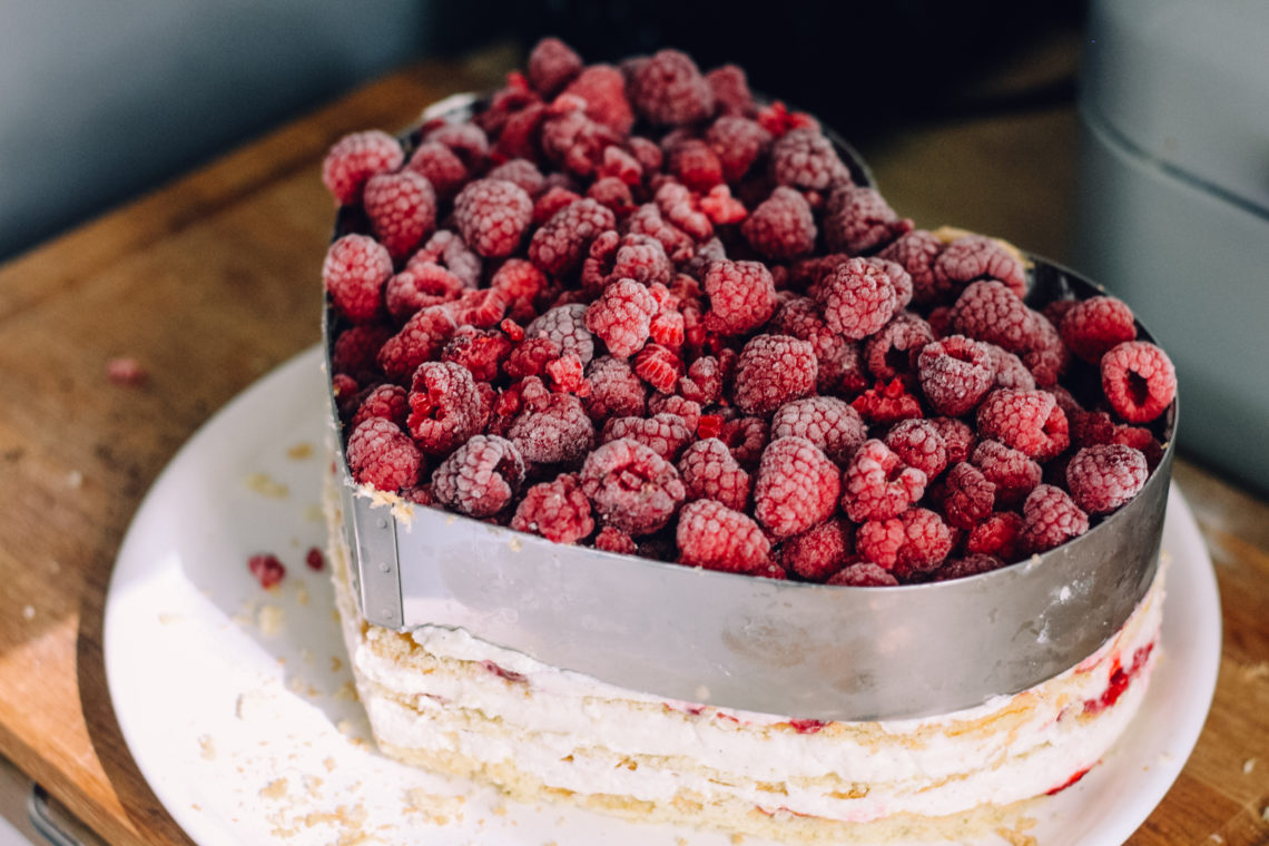 Himbeer-Herz-Torte Ein Geburtstagsklassiker - Antonella's Backblog