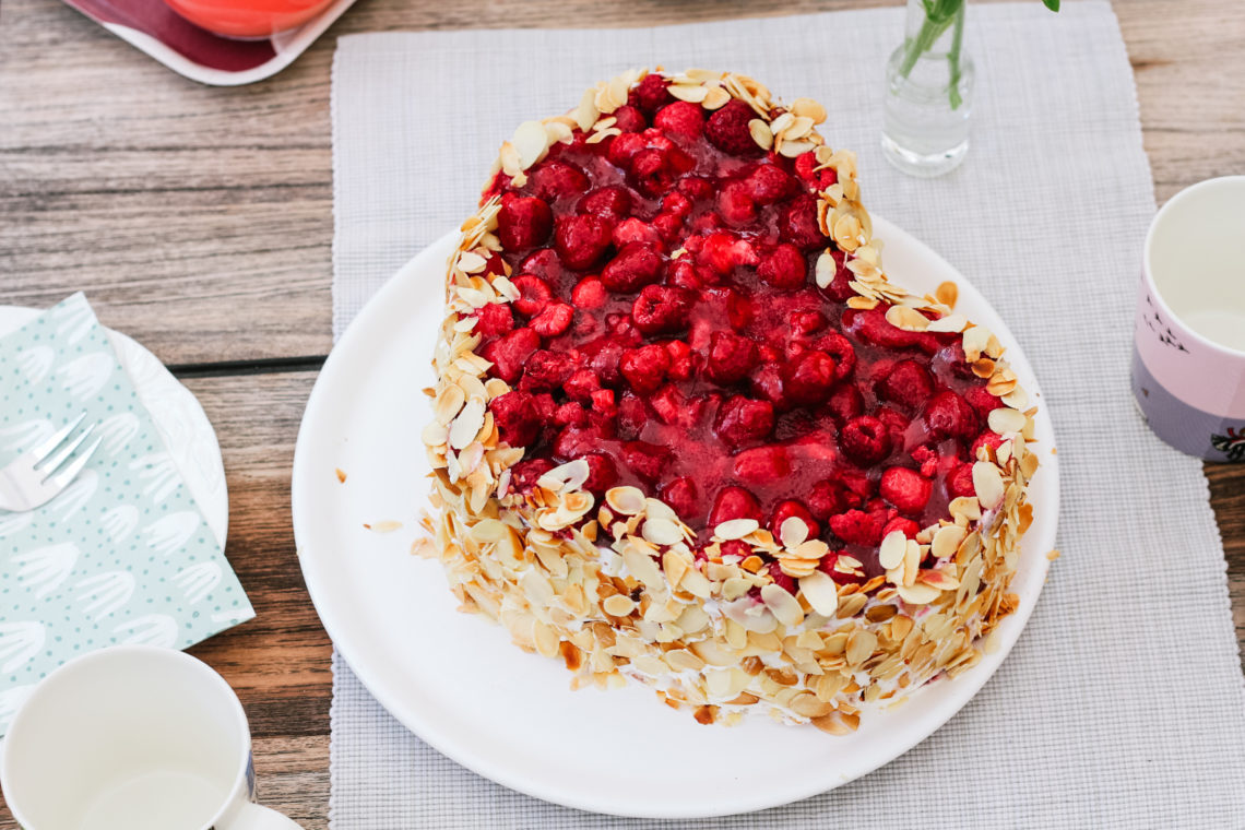 Himbeer-Herz-Torte Ein Geburtstagsklassiker - Antonella's Backblog